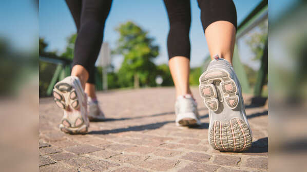 Here's why men and women tend to walk differently