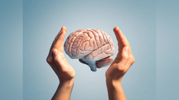 8 vitamins and minerals that slow down brain aging (dietary sources inside)