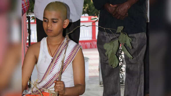 Why do Hindus wear a janeu and what are its benefits