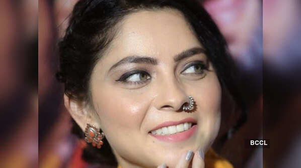 'Apsara' Sonalee Kulkarni looks drop-dead gorgeous in this belt wrap ...