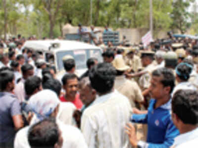 Mandur residents gherao minister over garbage crisis