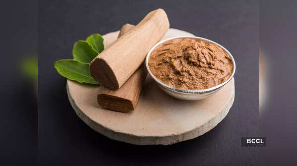 How to apply traditional Kolka Chandan Bindi like Bengali brides