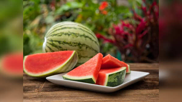 1,100 kg adulterated watermelon seized: 10 expert tips to buy the right one