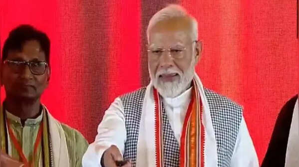 PM Modi inaugurates PM-Kisan scheme in Varanasi, performs Ganga-aarti