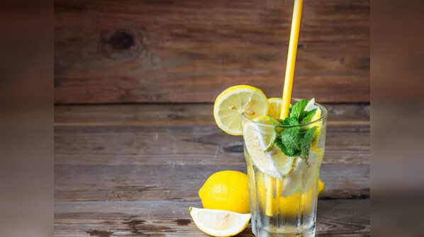 3 Homemade lemon-based drinks for better metabolism