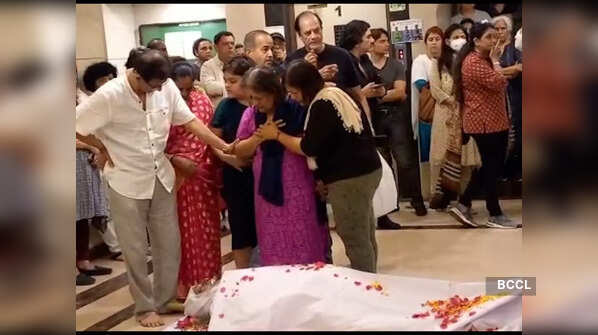 Nitesh Pandey's son Aarav bursts into tears after seeing his father's ...