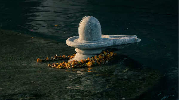 The correct way to perform Shivling Abhishekam on Mahashivratri