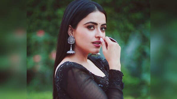 Four times Simi Chahal dazzled us in traditional attire