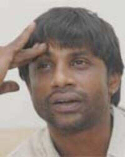 Vijay shows '˜Thakat' on cameraman