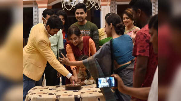 Actress Priya Mondal celebrates birthday with co-stars Suman Dey ...