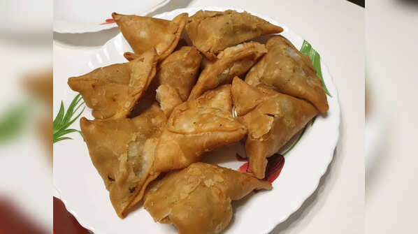 Try out these 6 places in Mumbai for delicious Jain samosas