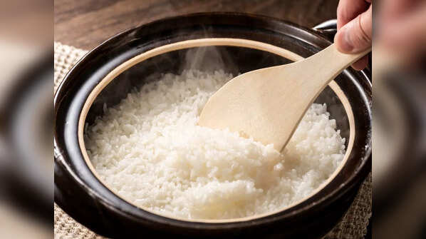 Eating leftover rice stored incorrectly can cause vomiting and diarrhea ...
