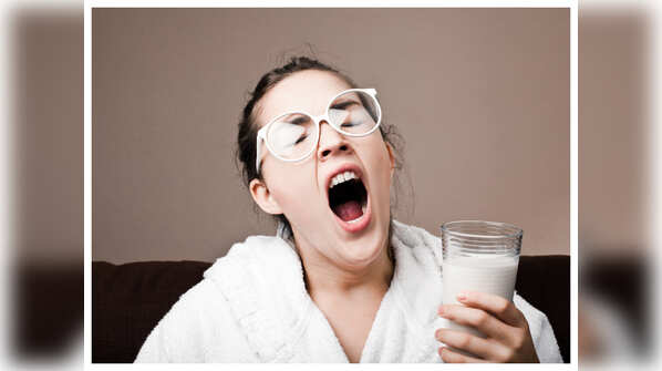 Milk Recipes to Promote Sleep: Should you drink milk before bed time ...