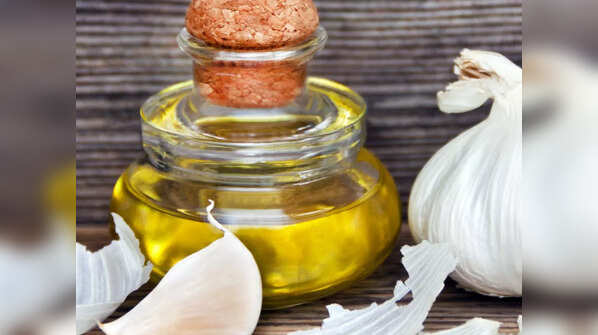 This homemade Garlic spice oil can heal joint pain and arthritis