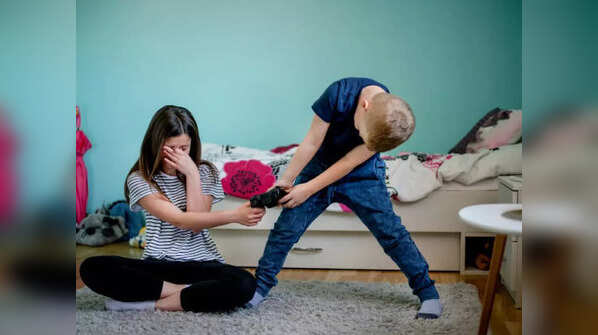 Signs you have toxic siblings