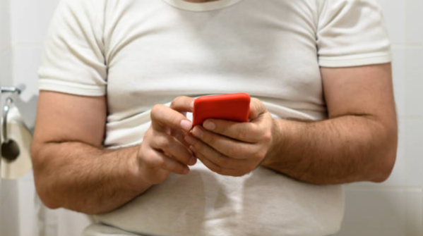 US study finds hemorrhoids risk increases as smartphone users spend longer on the toilet, says ...