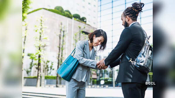 Understanding Japanese bow etiquette: What we can learn from it