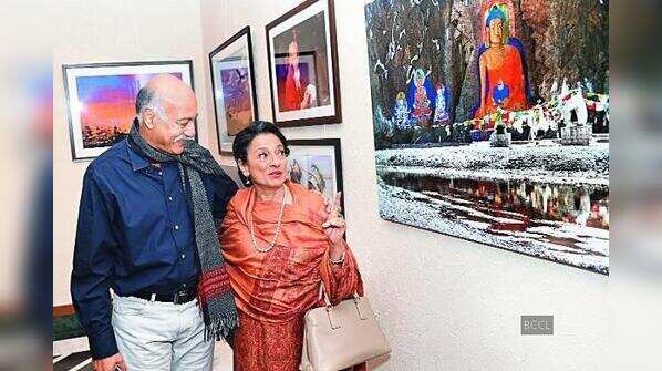 Tanuja turns up for brother’s photo exhibition in Delhi