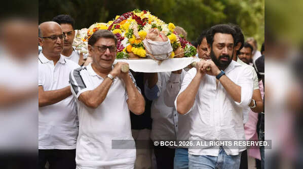 Mahabharat actor Surendra Pal breaks down at Gufi Paintal's funeral ...