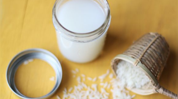 What happens when you rinse your hair with rice water?