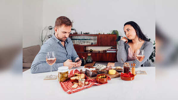 7 signs of toxic behaviour in a relationship which are NOT NORMAL
