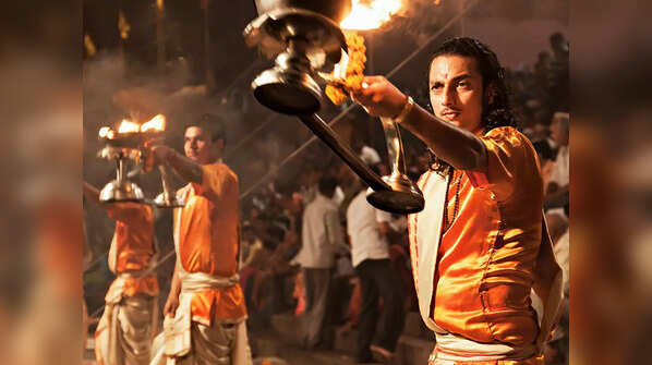 Why do Hindus wear a janeu and what are its benefits