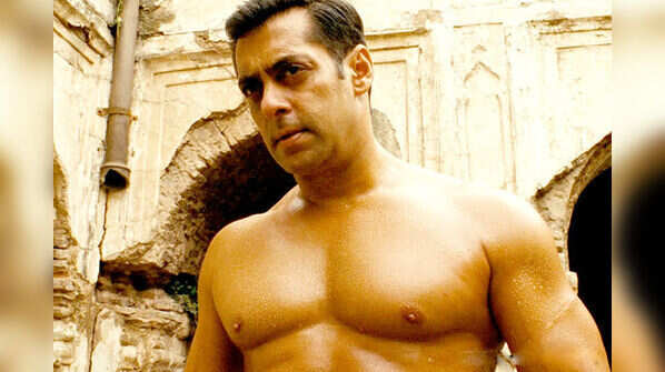 6 Bollywood actors who beat actresses in skin show
