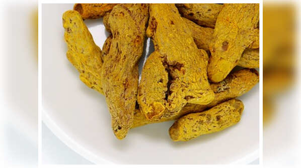 Raw turmeric vs powdered turmeric: Is raw turmeric healthier than ...