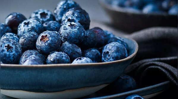 8 health benefits of eating blueberries every day (and how many should ...