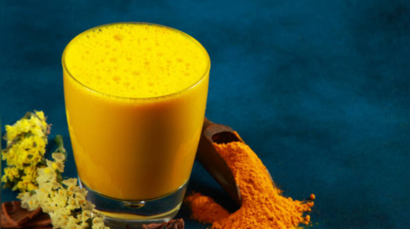 7 reasons to have a glass of turmeric milk before bed (and the right way to make it)