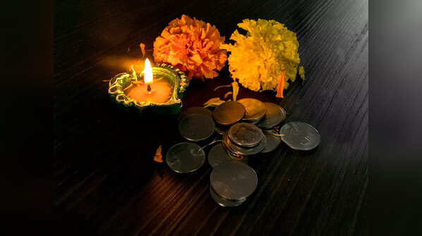 Why you should light 13 diyas on Dhanteras?