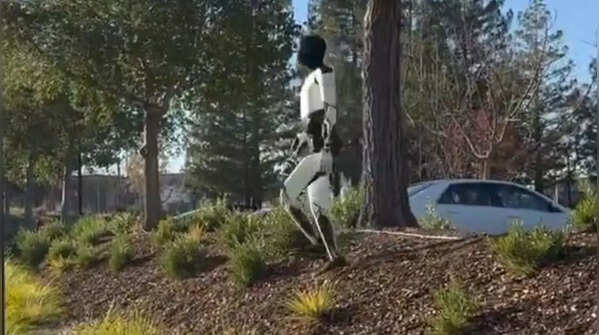 Tesla Optimus Robot Dance: From going for a walk to dancing like a pro ...