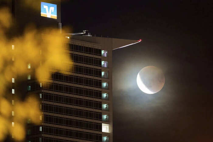 Lunar Eclipse 2025 Highlights: Beautiful Blood Moon seen during Chandra ...