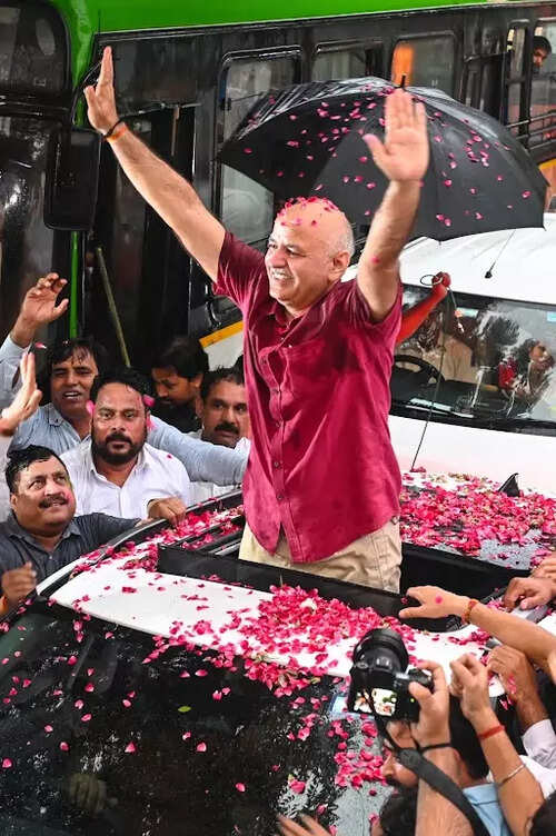 Manish Sisodia Bail Live Updates: Out on bail, Sisodia arrives at Delhi ...
