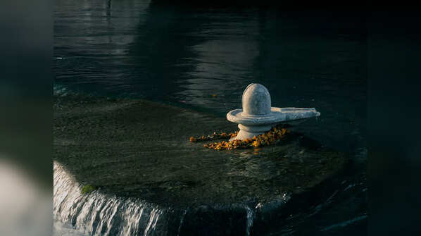 6 effective ways to offer prayer to Lord Shiva to receive his blessings