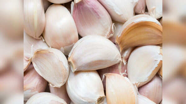Garlic danger alert: Reasons why it can be poisonous