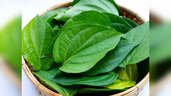 5 Lesser-known health benefits of chewing Paan Pata