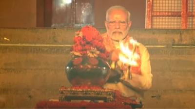 PM Modi Ayodhya visit Live Updates: PM Modi performs aarti, launches ...
