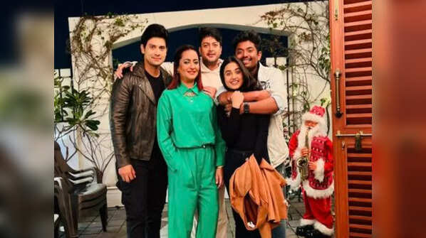 Here's a glimpse of Jisshu U Sengupta, wife Nilanjana, Rahul Mazumder ...