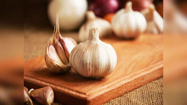 Garlic danger alert: Reasons why it can be poisonous