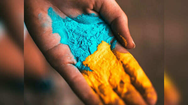 Take these Holi precautions 24 hrs before playing, just before playing ...