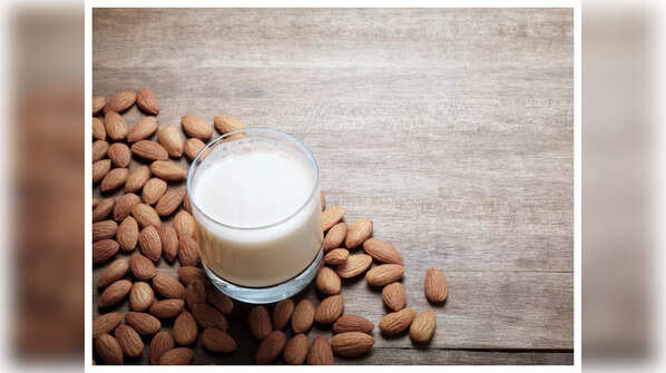 How to make preservative-free Almond milk at home