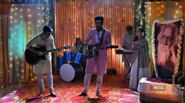 Aniket and Shyamoli perform Tagore’s dance drama Chitrangada; See photos