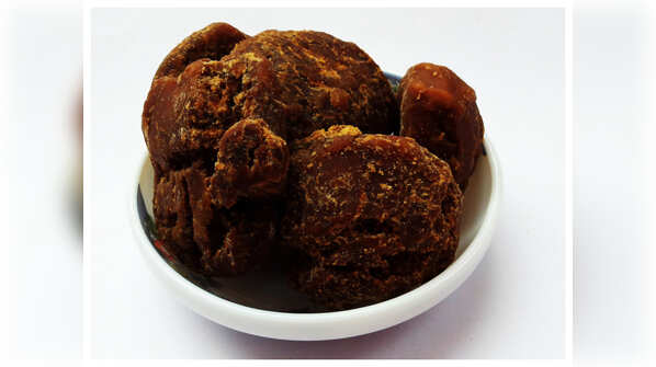 Should you eat jaggery daily? | Side effects of eating gur (jaggery) daily