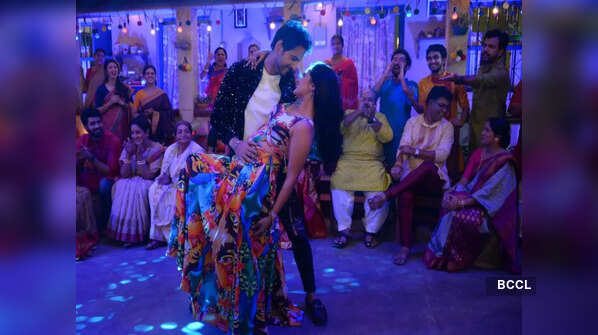 Yash Dasgupta-Priyanka Sarkar shoot with team Sohag Chand; see BTS pics