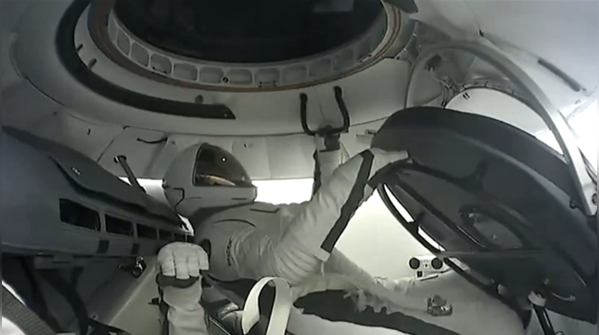 Breathtaking cosmic catwalk! SpaceX makes history with first-ever ...