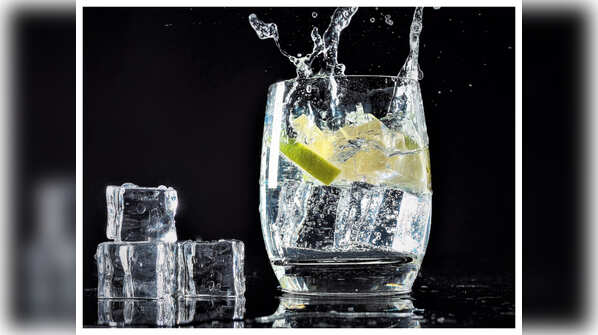 Sparkling Water Benefits: What is Sparkling water? Is it worth the hype?