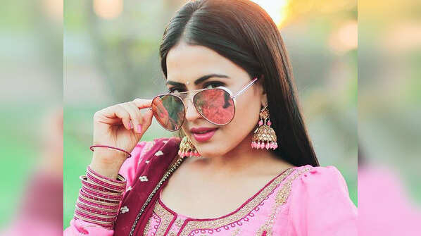 Four times Simi Chahal dazzled us in traditional attire