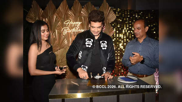 Tejasswi Prakash plants a kiss on Karan Kundrra's cheek at his 38th ...