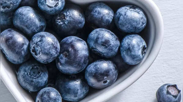 8 health benefits of eating blueberries every day (and how many should ...
